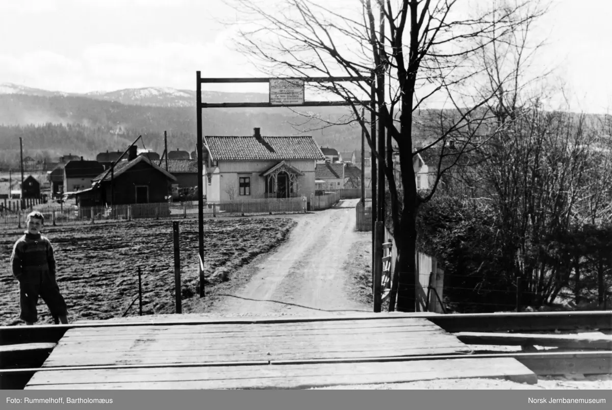 Planovergang ved Lysaker stasjon - Norsk Jernbanemuseum / DigitaltMuseum