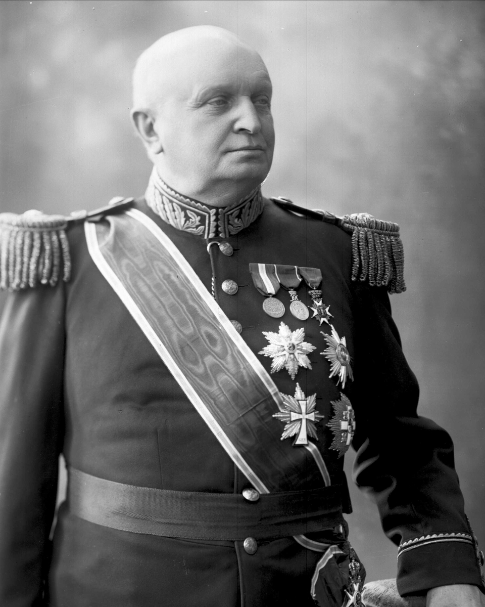 Portrett, Chr. Wilh. Engel Bredal Olsson i uniform som general. - Norsk ...