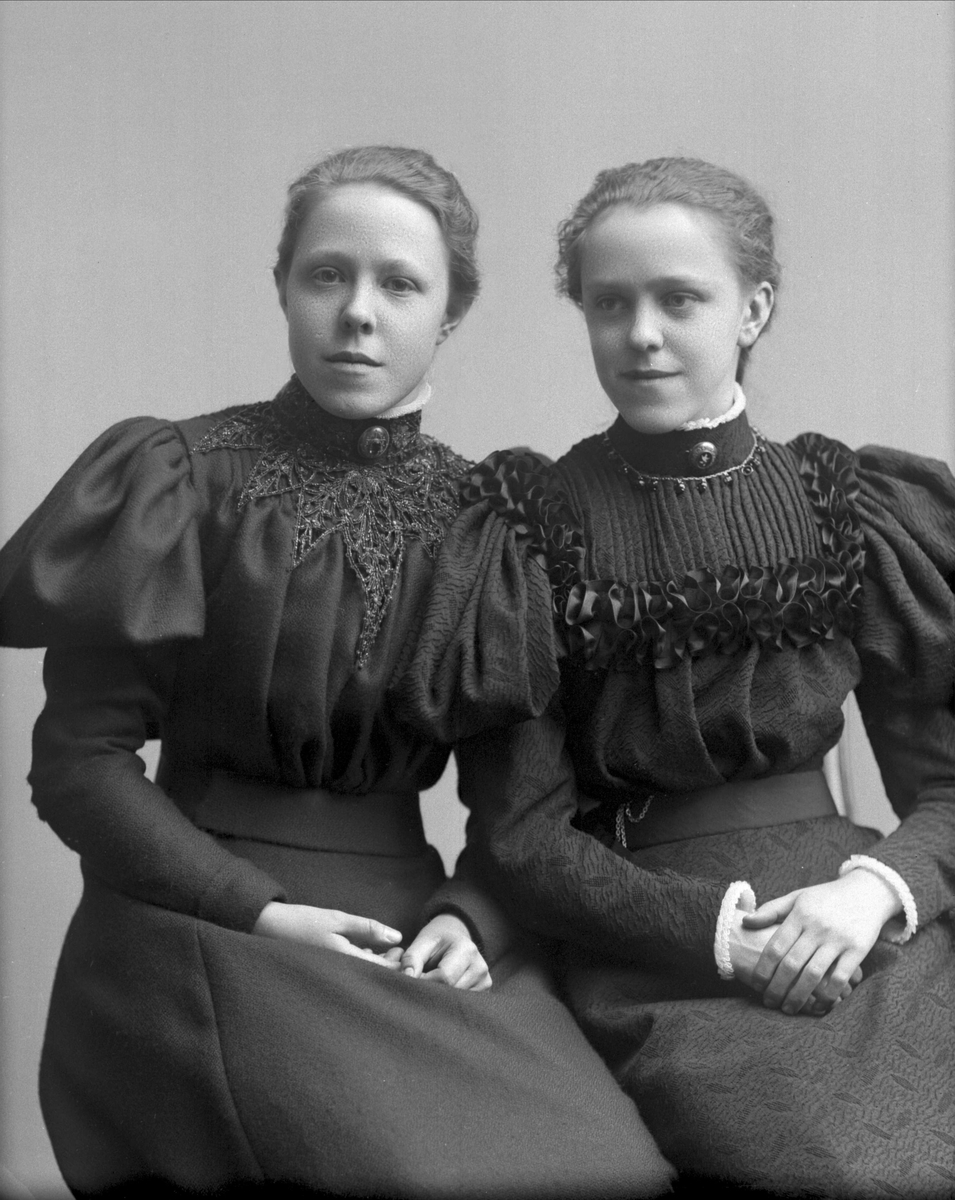 Portrett av søstre, til venstre Agnes von Krogh (1879-1957), til høyre ...