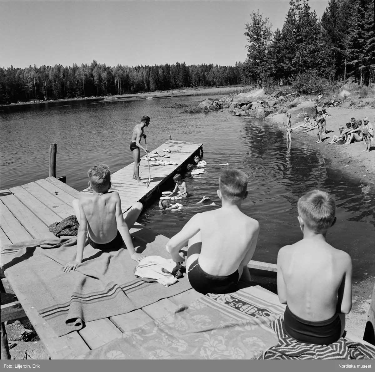 Badande barn vid konstgjord sjö, Rasbokil. Uppland. - Nordiska museet ...