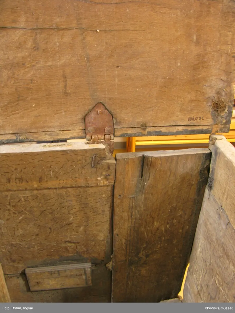 Kista med gotisk ornamentik från Fogdö kyrka, Södermanland. Inv.nr NM ...