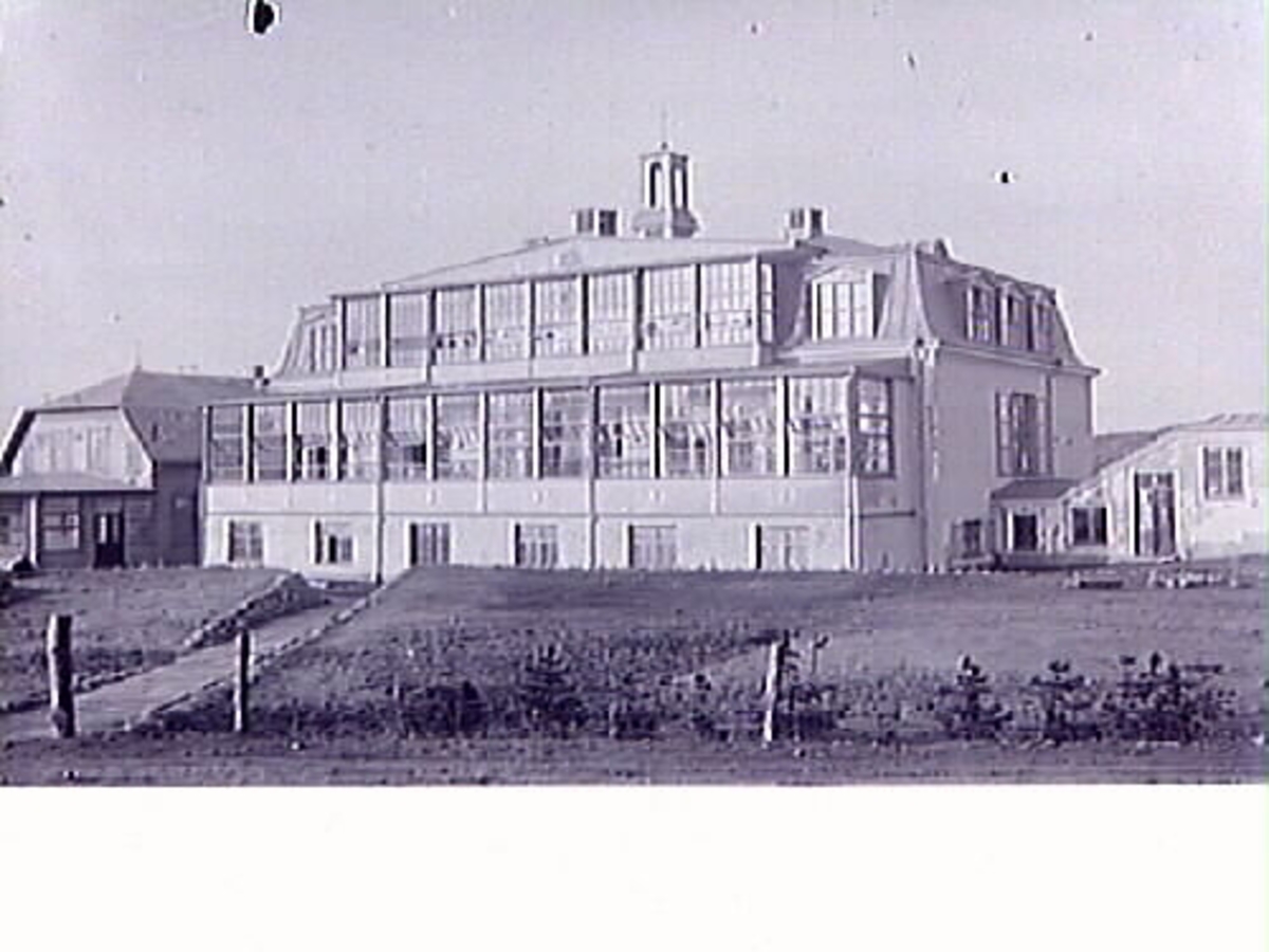 Kustsanatoriet Apelviken år 1915. Den nybyggda huvudbyggnadens baksida ...