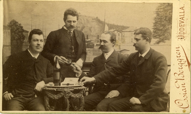 Text på kortets baksida: "Från vänster Rickard Sandberg, Carl Frodén ...