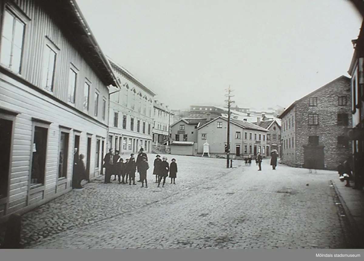 Gamla Torget utmed Kvarnbygatan - Mölndals stadsmuseum / DigitaltMuseum