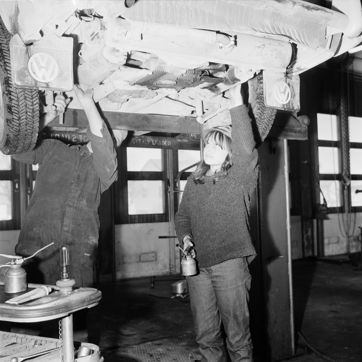"Flicka i Söderfors pryade med motorer", Tierp, Uppland 1968 ...