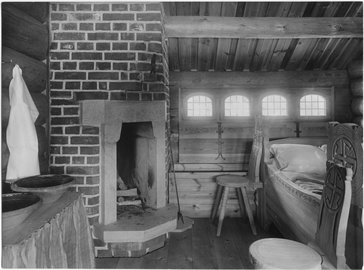 Rockelstad slotts jaktstuga Interiör med öppen spis och möbler - ArkDes ...