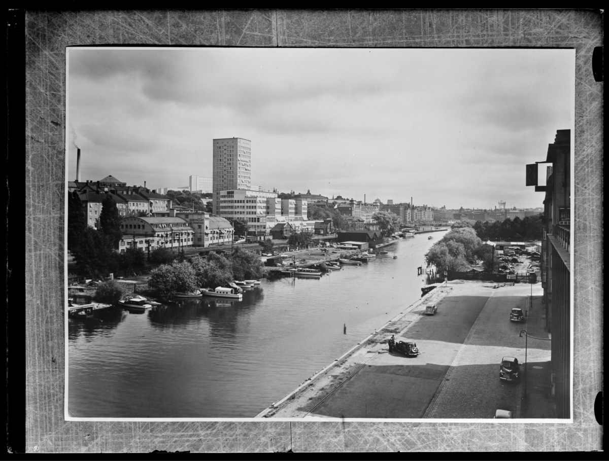 Bonnierhuset Vy med exteriör i bakgrunden. - ArkDes / DigitaltMuseum