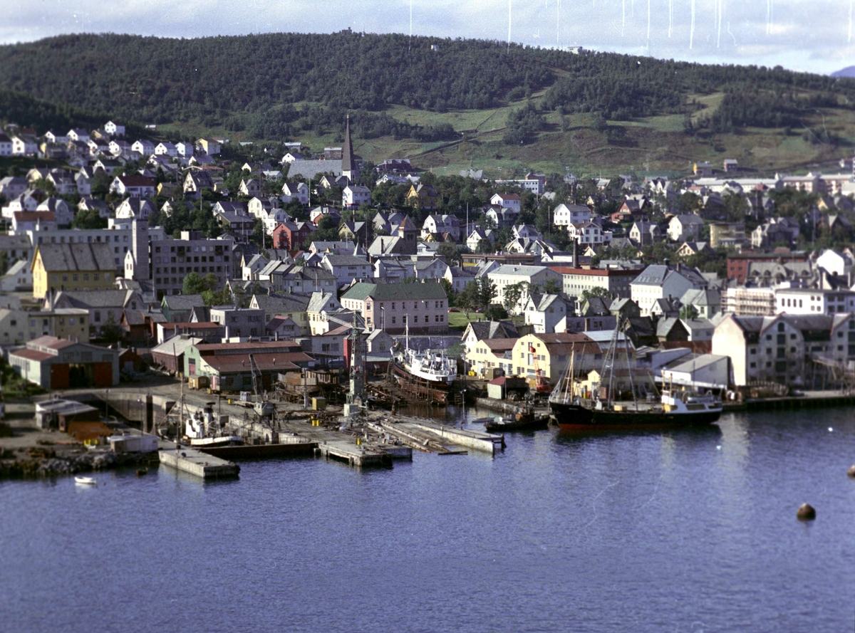 Flyfoto av Harstads havneområde. - Sør-Troms Museum / DigitaltMuseum