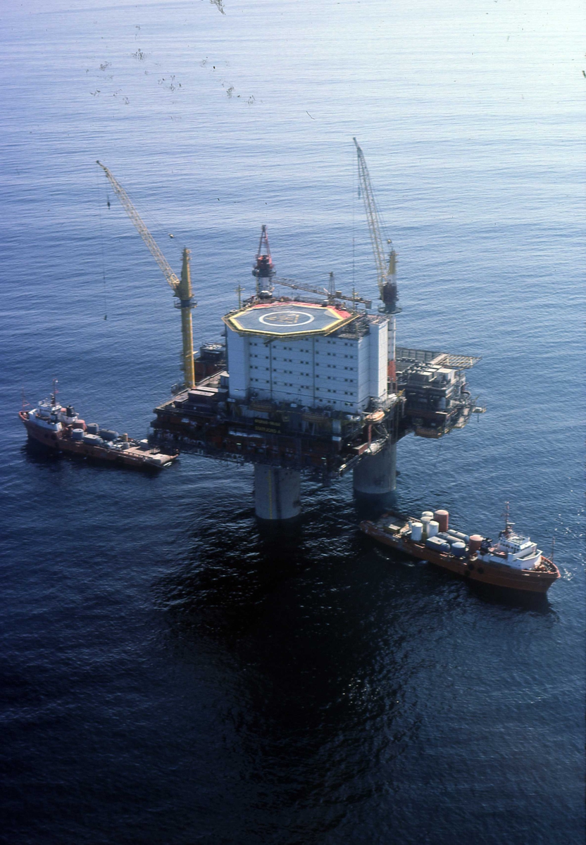 Uferdig Statfjord A. Plattformen var for tung til å slepes ut og måtte ...
