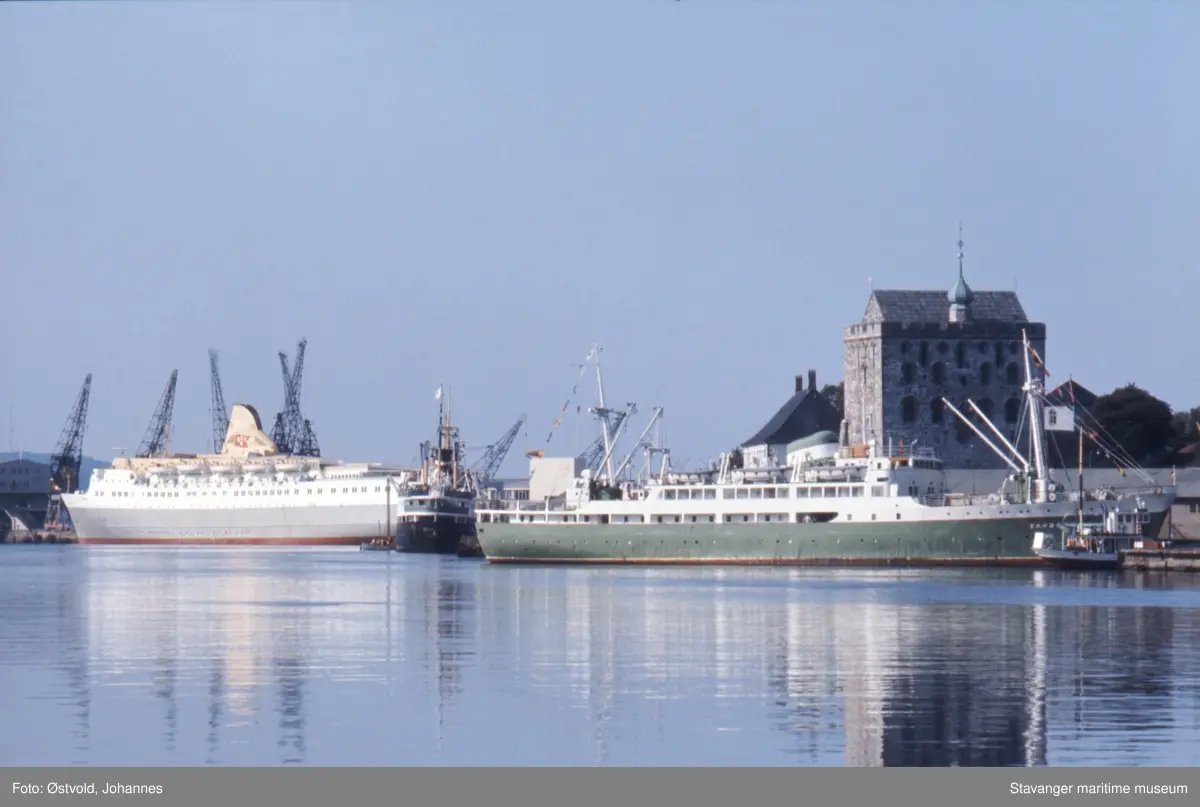 MS "Venus" og MS "Sandnes" til kais ved Haakonshallen, Bergen ...