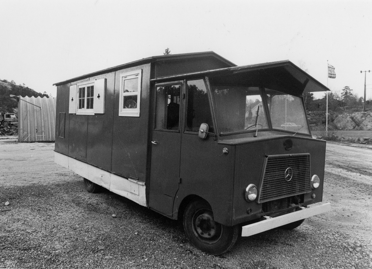 Ruslebo. Karikaturtegneren Odd Einarson tegnet mange personer i og ...