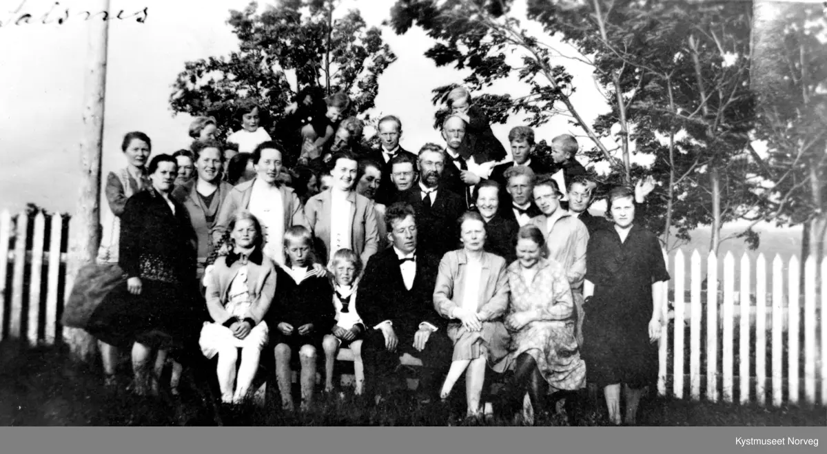 Eli og Vilhem Skreddernes` bryllupsgjester. Foran til venstre: Aud ...