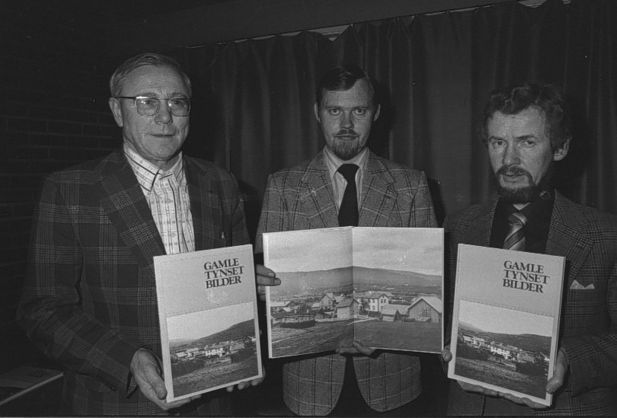Tynset, Tynset Rotary med fotobok, Tre menn viser frem fotobøker - Anno ...