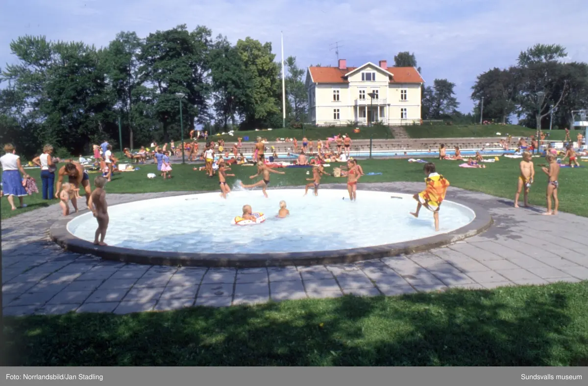 Massor av badande barn vid Malandsbadet i Sundsbruk. - Sundsvalls ...