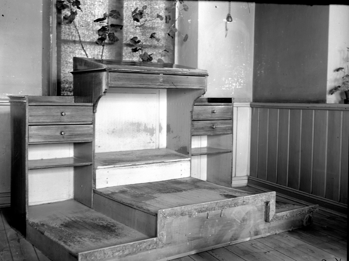 Kateder från Lanc aster-tiden. Fotograf: KJ Österberg. - Köpings museum ...