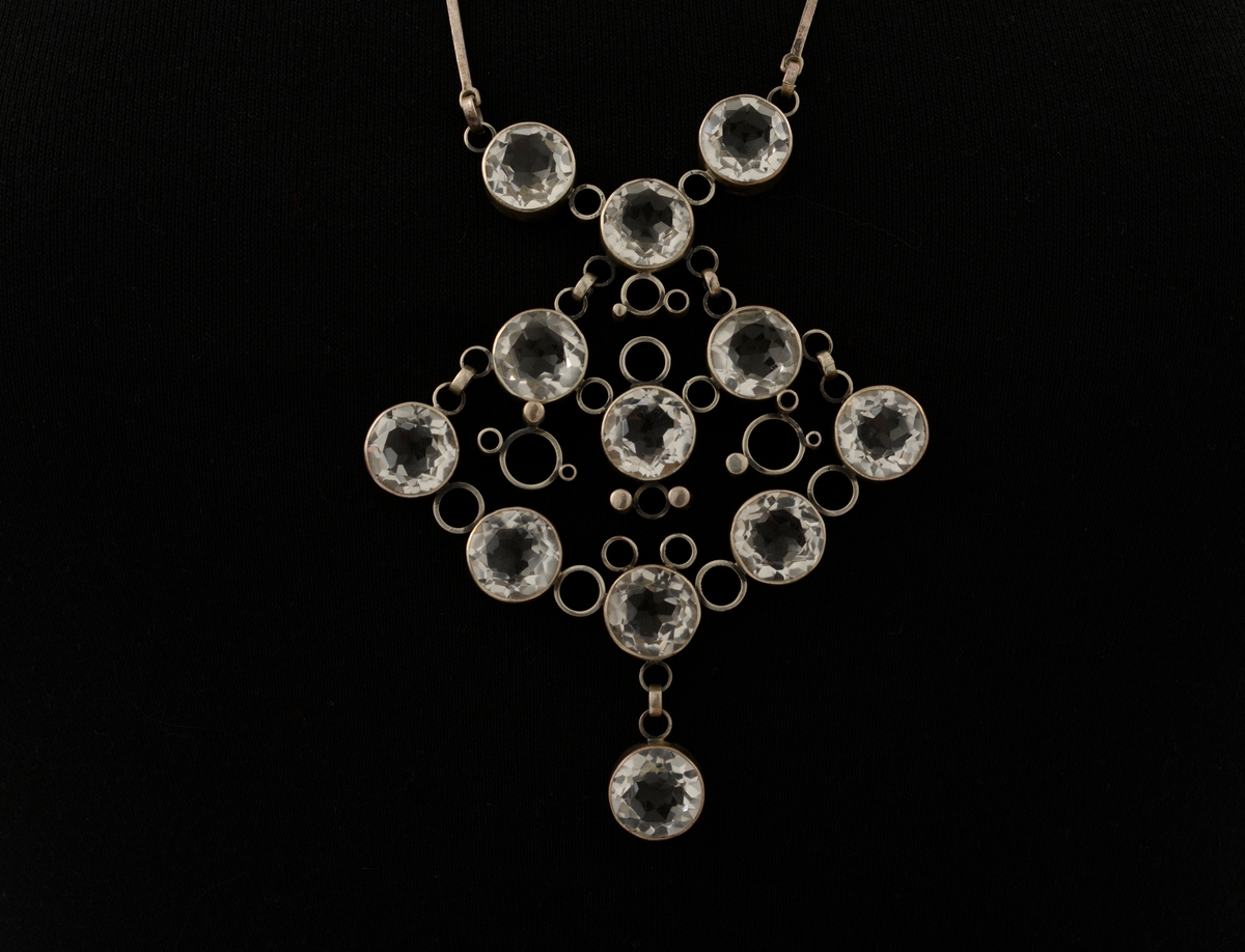 Kjede med anheng - Nordenfjeldske Kunstindustrimuseum / DigitaltMuseum