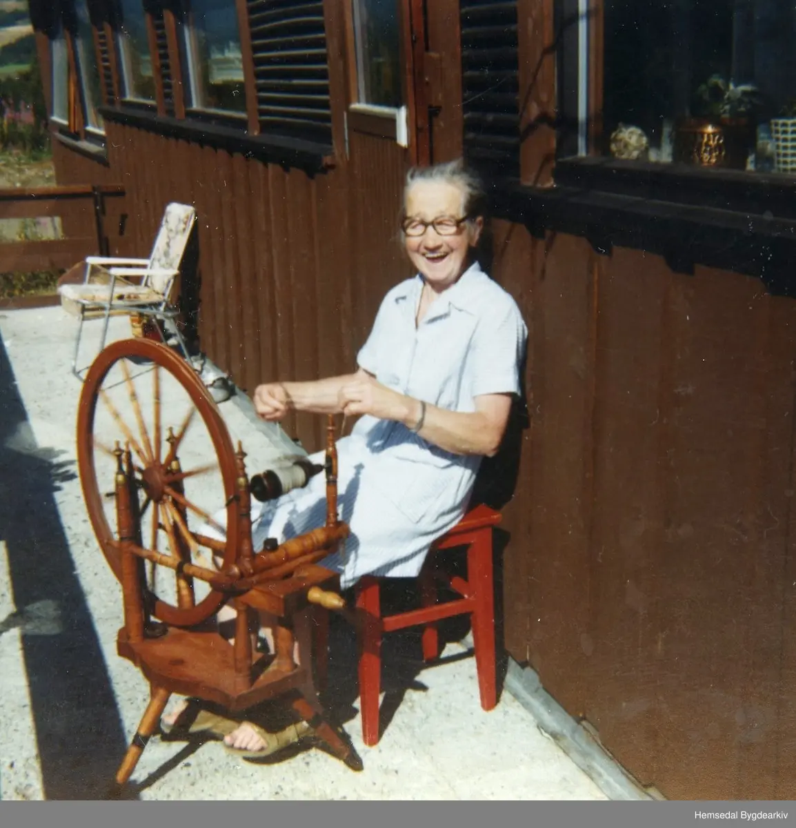 Ingebjørg Lien, fødd Thorset i 1905. Her sit på verandaen i kårhuset ...