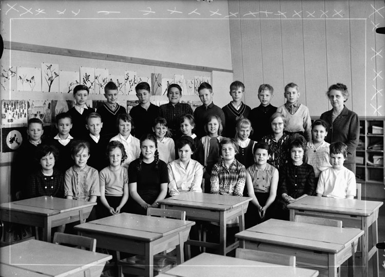 Vasaskolan, klassrumsinteriör, 27 skolbarn med lärarinna fru Lisa ...
