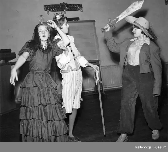 Teater Julmarknad 18/12 1960, från vänster Madeleine Persson, Bodil ...