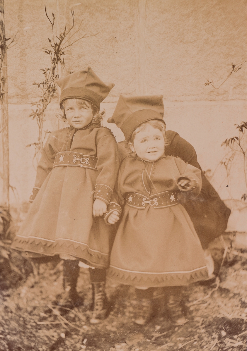 To barn i samedrakt. Dette er trolig Eva og Tinken Mathiesen, bak dem ...