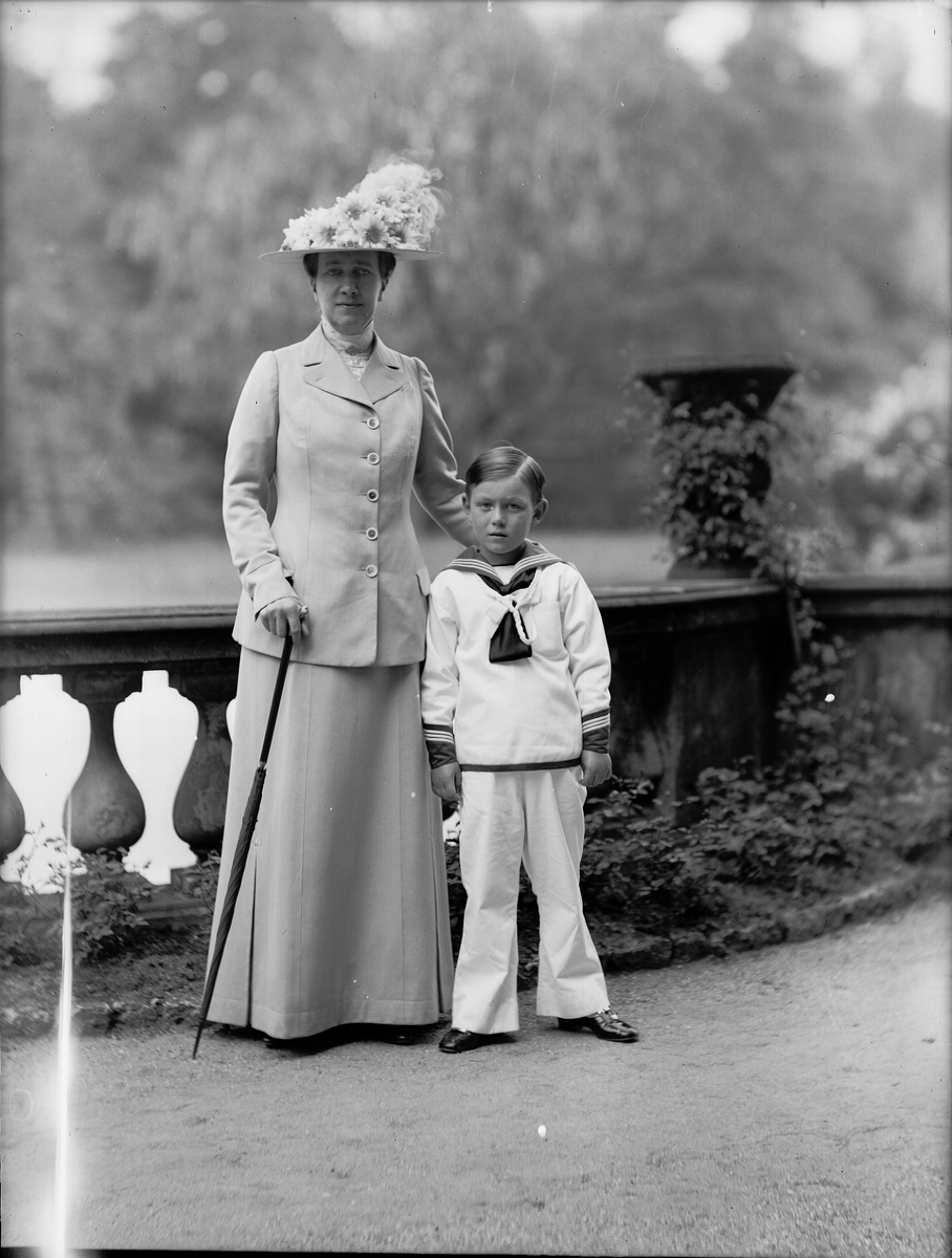 Drottning Victorias bilder. Drottningen Victoria och prins Lennart, 5 ...