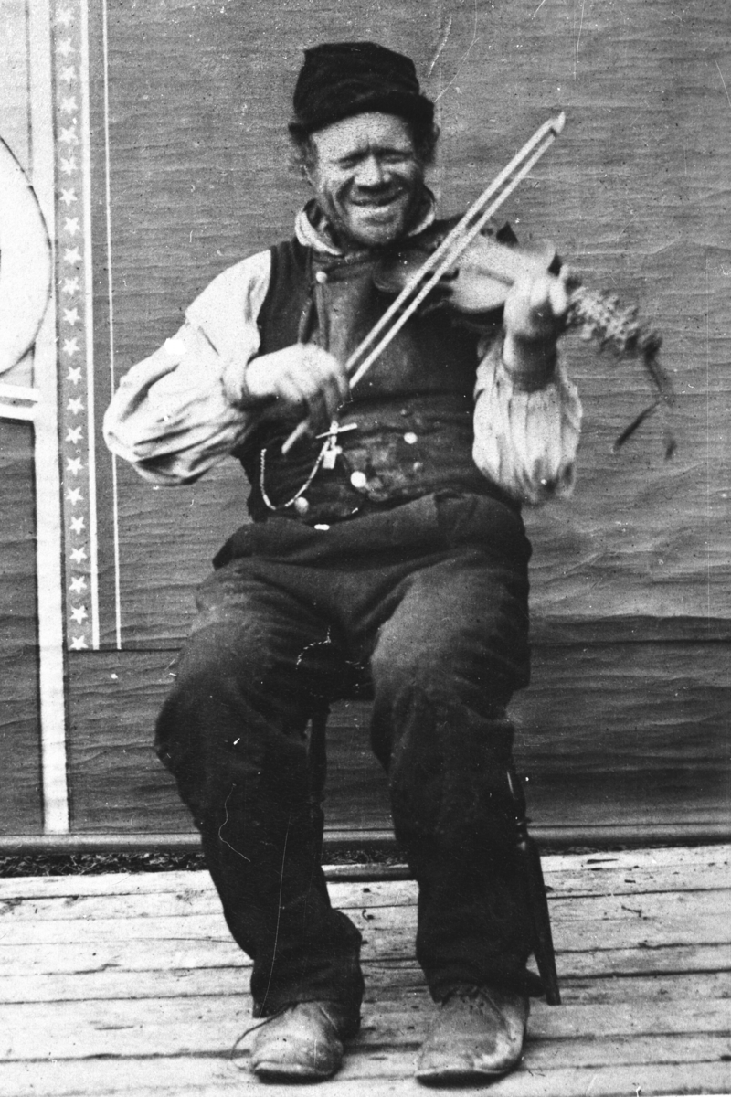 Halvor Sagamoen. Hatt, sko, fele. Halvor Sagamoen frå Nes (1836-19 ...