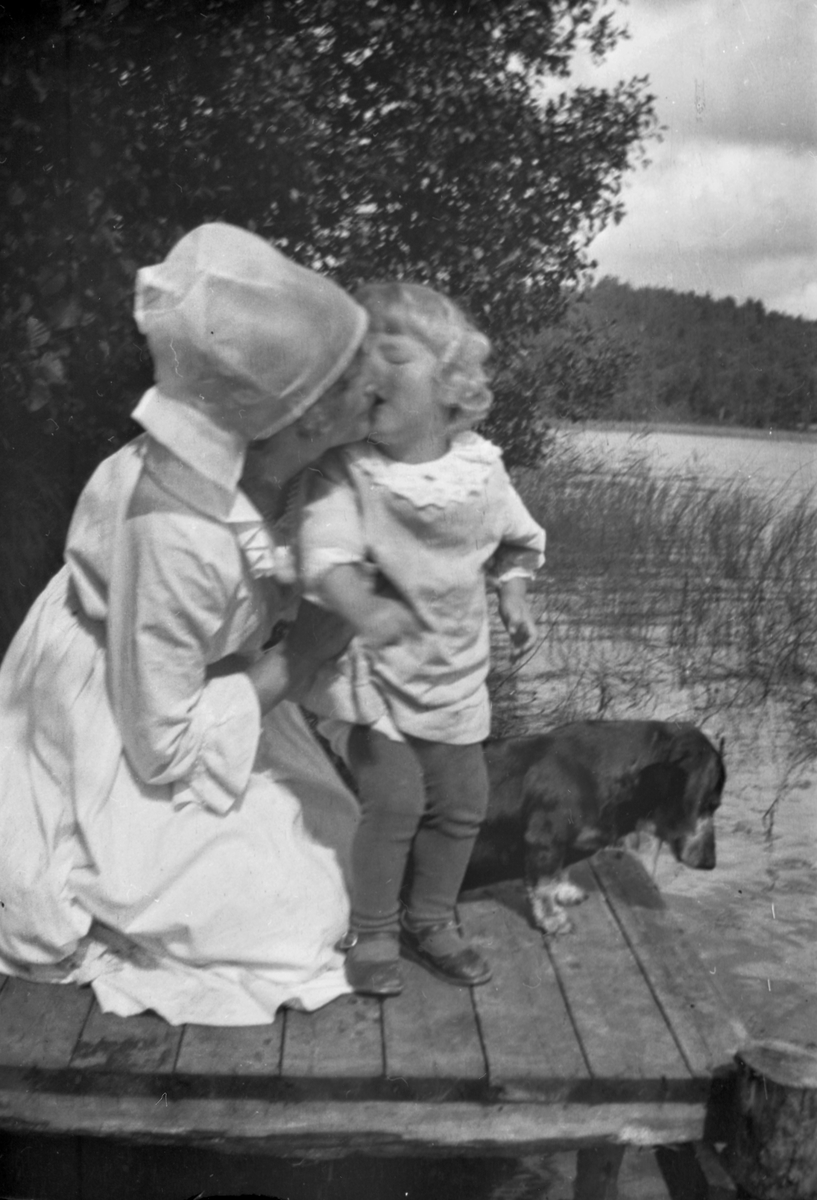 Porträtt av Ester Ellqvist-Bauer och sonen Bengt "Putte" Bauer på ...