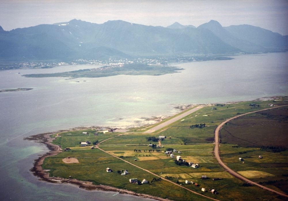 Lufthavn/Flyplass. Stokmarknes/Skagen. Et fly fra Widerøe på finalen og ...