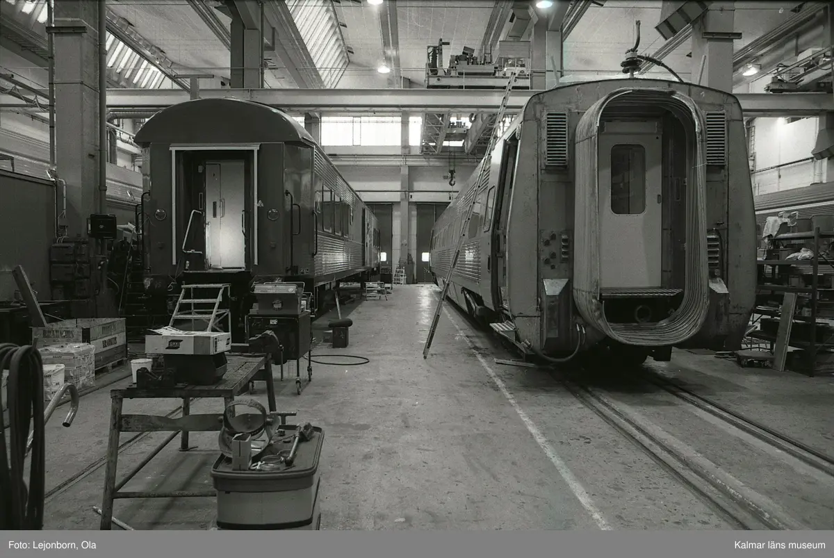 Kalmar Verkstad AB ( KVAB ) Till vänster B7 vagn till höger X 2000 vagn ...