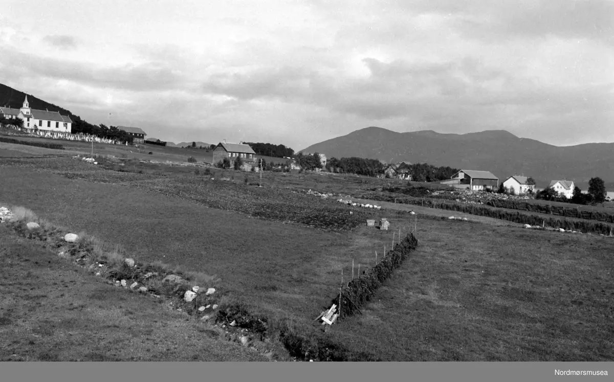 Dette er antakelig kirken på Eide på Nordmøre. Den ligner i alle fall ...