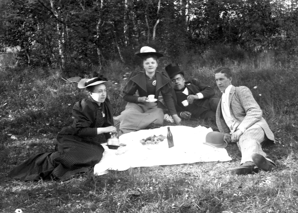 Kaffe med dopp runt år 1900. - Värmlands Museum / DigitaltMuseum