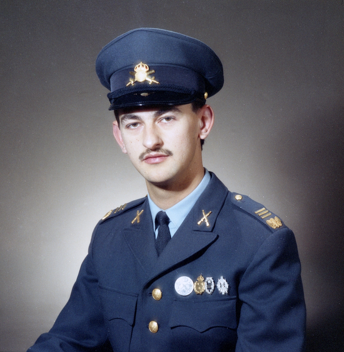 En nybakad furir hos fotografen hösten 1968. Furiren hette Lars-Erik ...