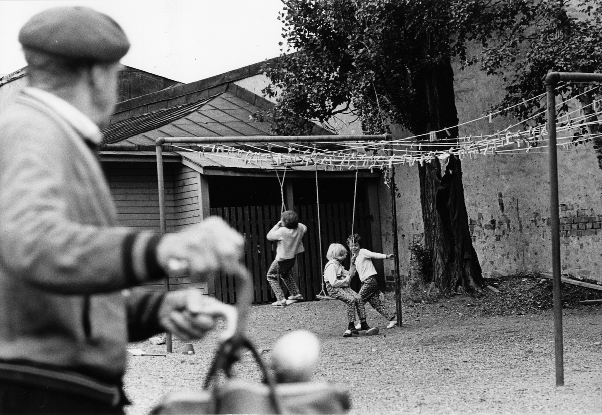 Brynäs "En gammal bakgård i de blommiga byxornas sommar, med gungor och ...