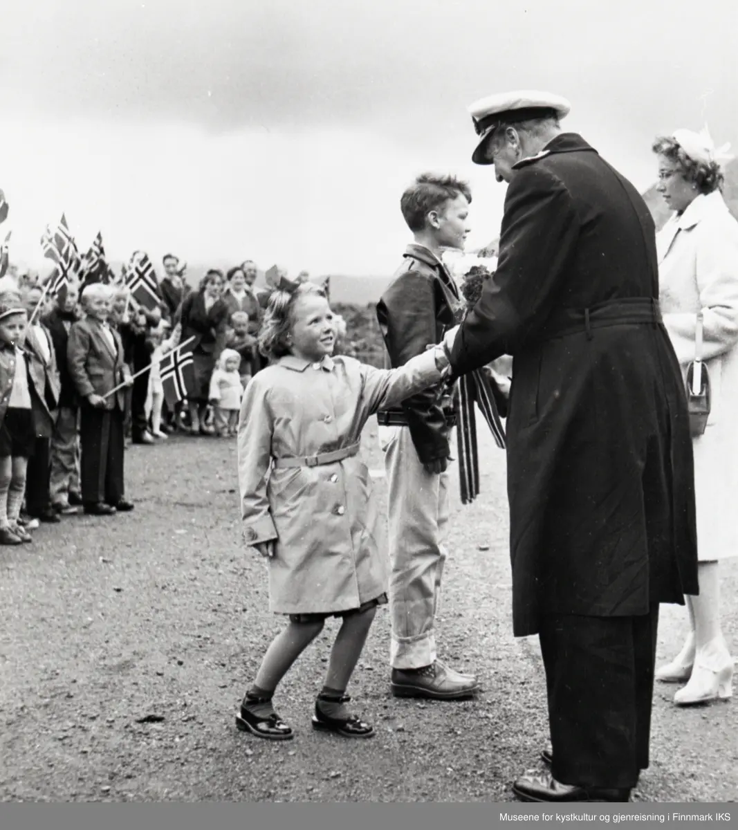 Kongebesøk på Magerøya. Kong Olav V og prinsesse Astrid får blomster av ...