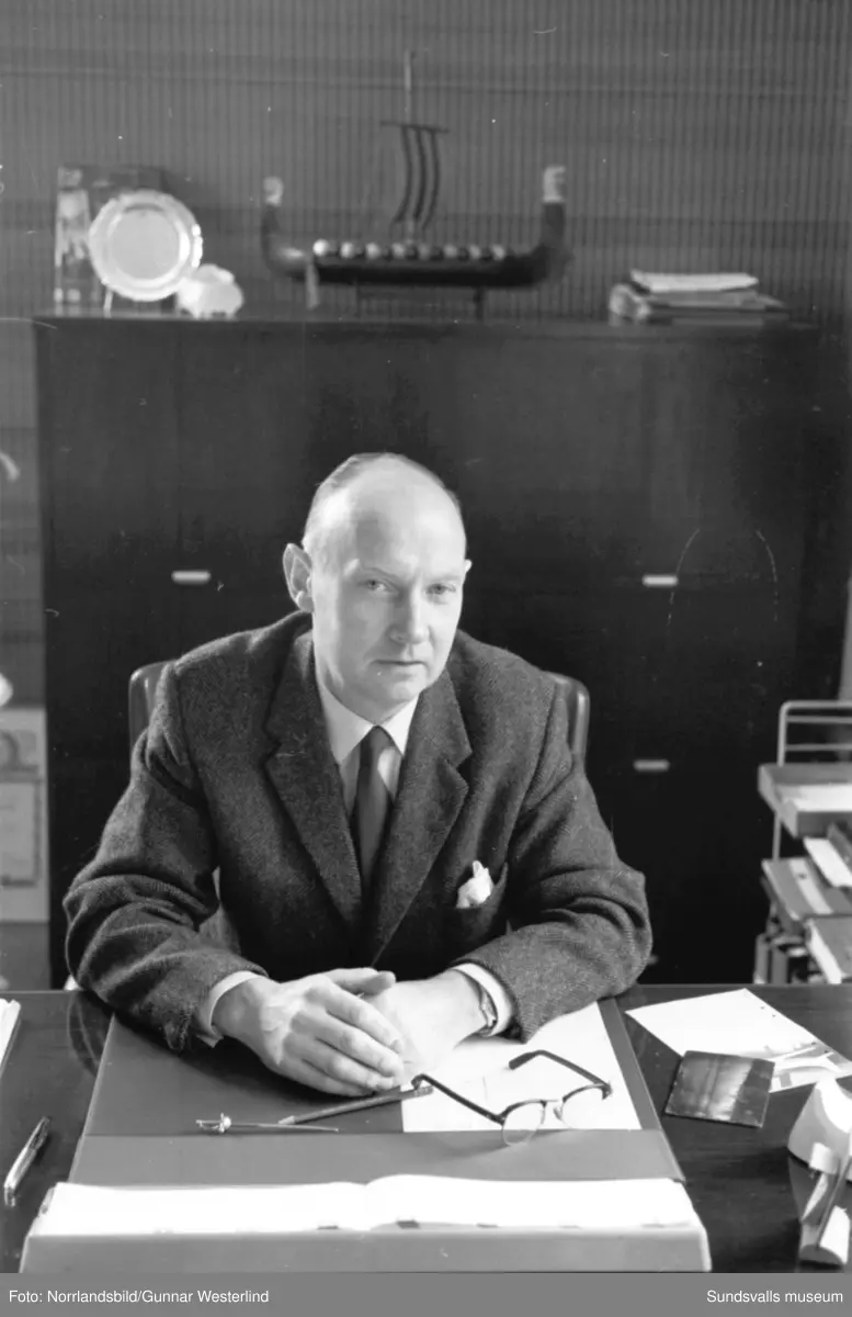 Direktör Karl Axel Nyberg, Strömbergs färghandel, på sitt kontor. På ...