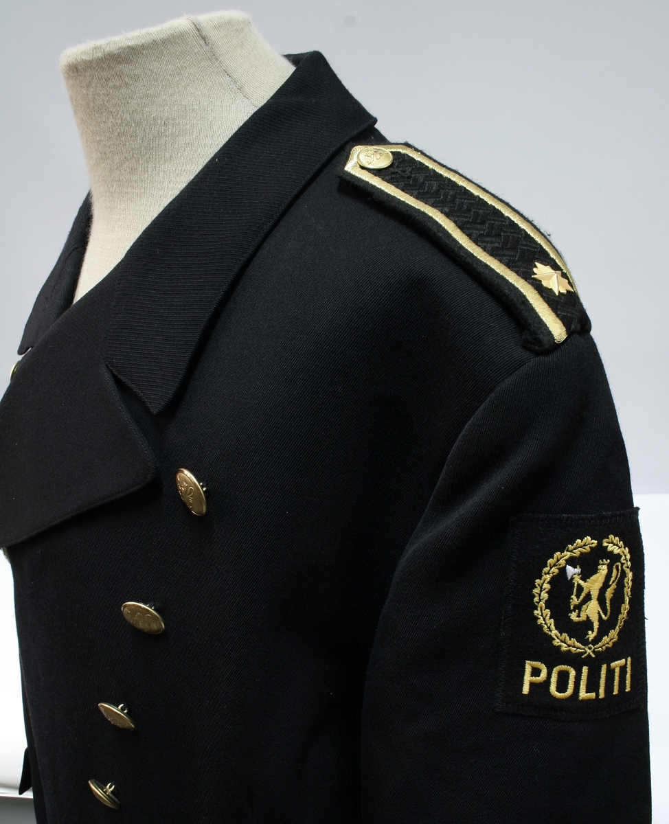 Politiuniform M/1995 - Justismuseet / DigitaltMuseum
