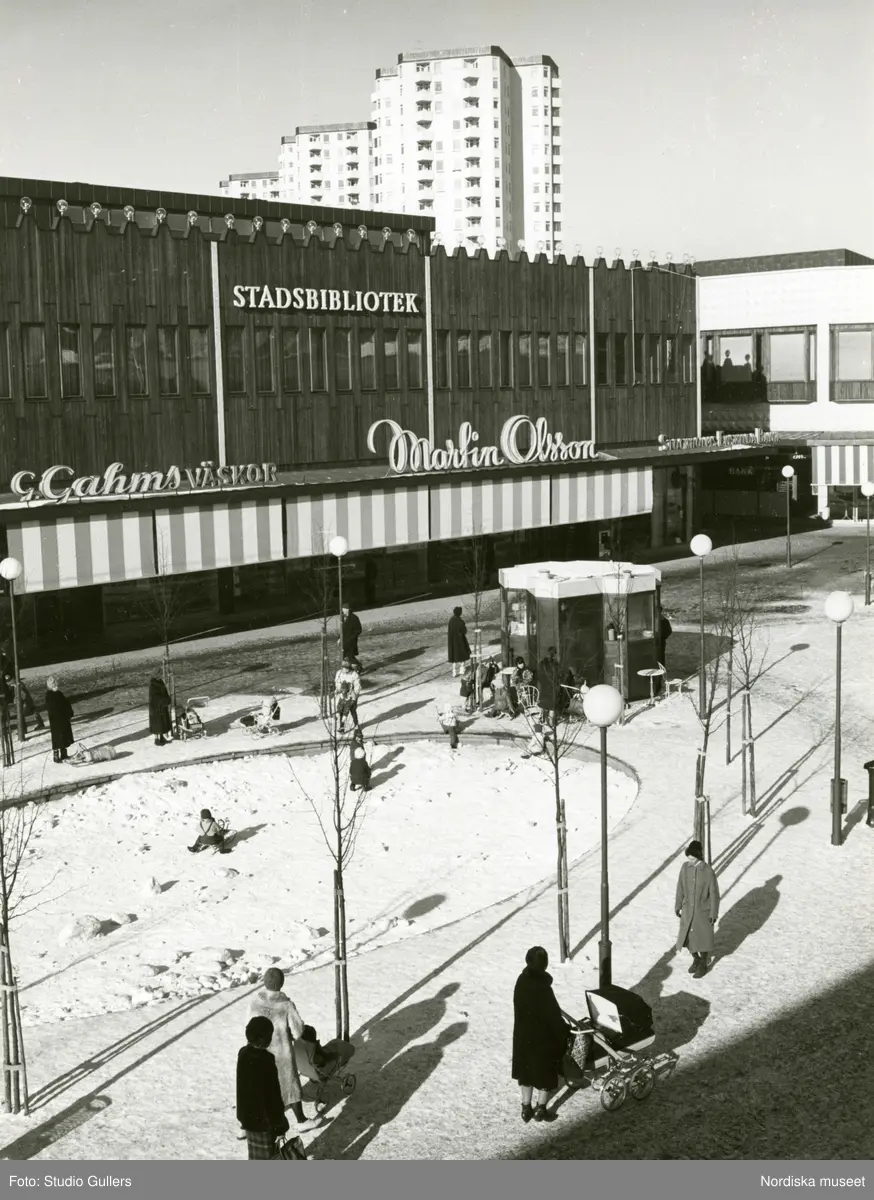 Vy över Farsta centrum med Stadsbiblioteket, G Gahns väskor och Martin ...