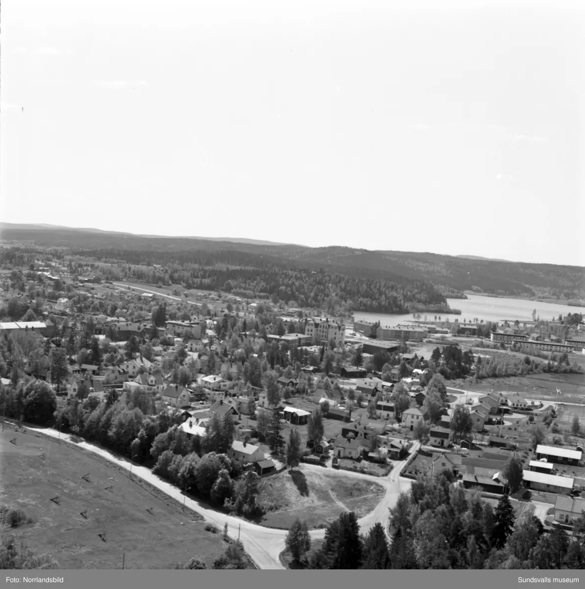 Flygfoton över centrala Matfors, södra sidan av Ljungan. Sköle-området ...