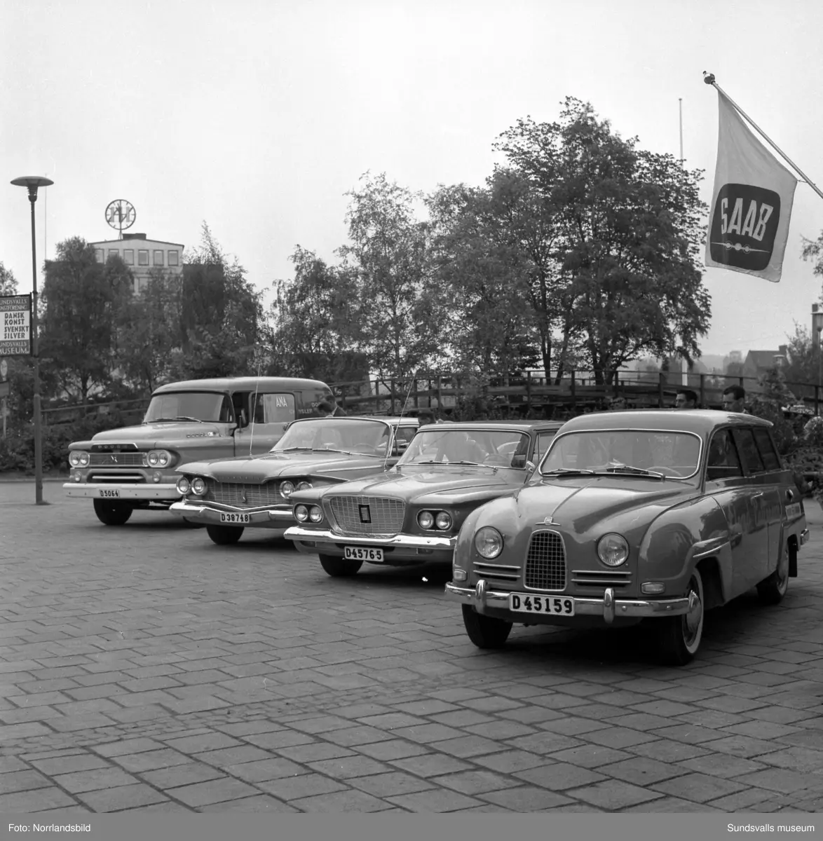 Saab ANA visar upp bilar med Floyd Pattersson-reklam utanför bilhallen ...