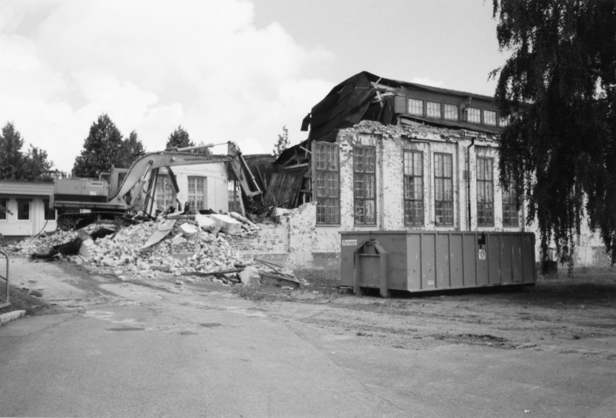 Orig. text: Nya verkstaden som den kallades när den första delen ...