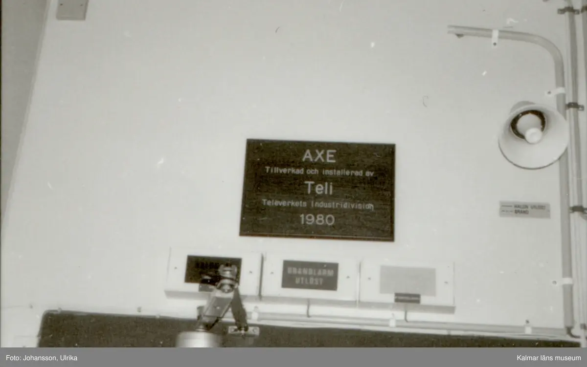 Skylt vid Axestation. Riksbankshuset. - Kalmar läns museum / DigitaltMuseum