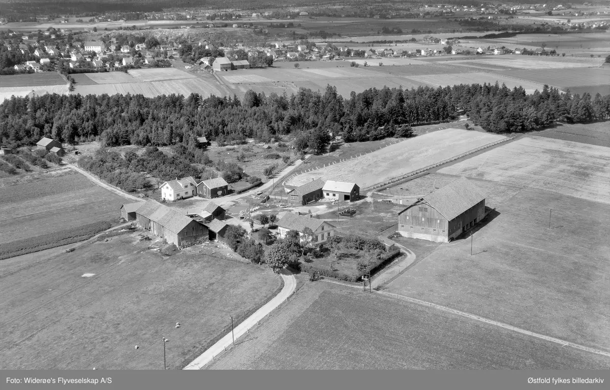 Lilleborge, to gårdsbruk i Borge. To hovedhus og to store låver samt ...