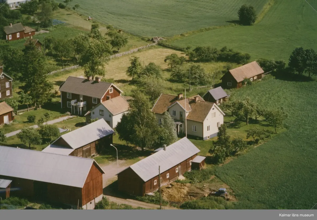 Flygfoto över lantgård i Högsby. - Kalmar läns museum / DigitaltMuseum