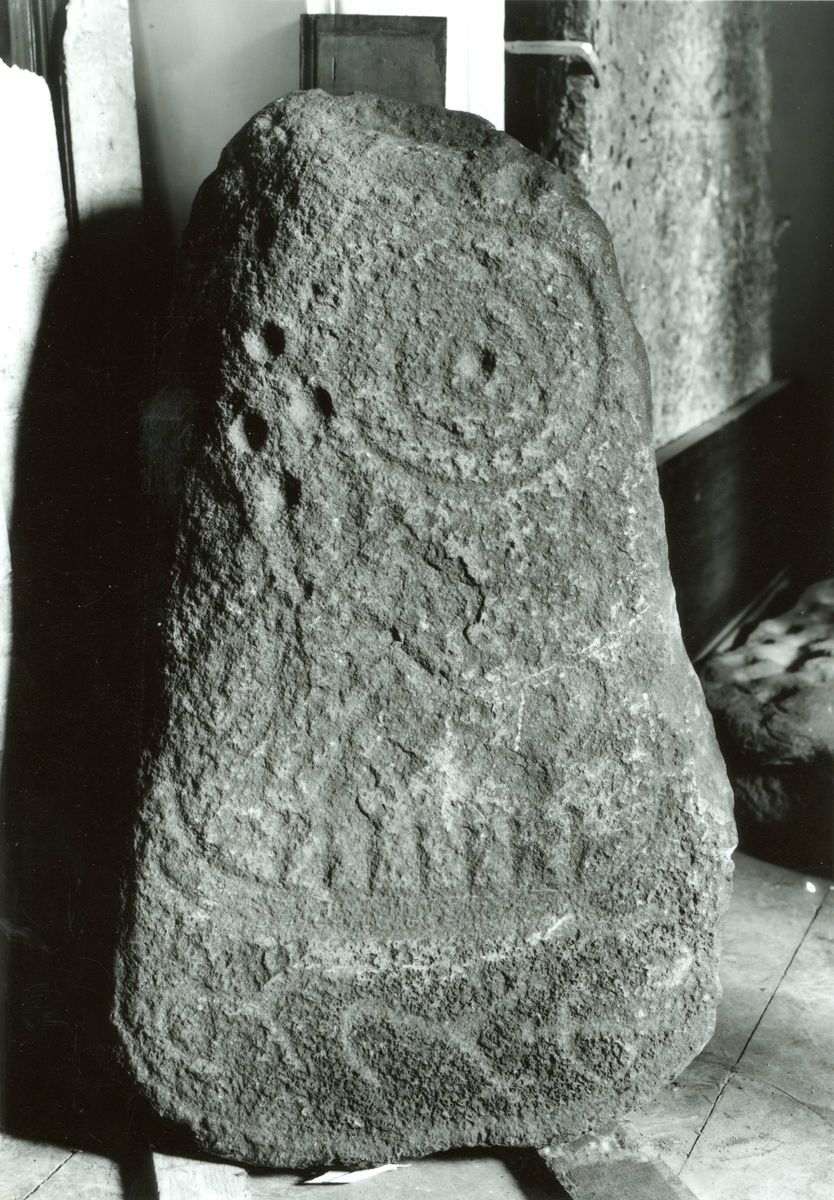 Stenblock med skålformiga gropar och ristningar av bronsålderskaraktär ...