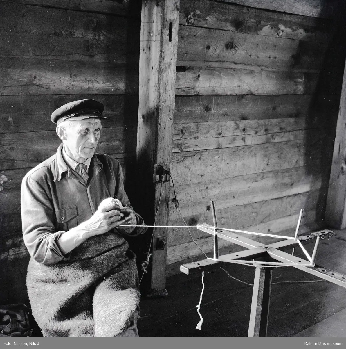 Bo Lindebergs bottenmagasin. Interiör. Nils Ragnar nystar garn ...