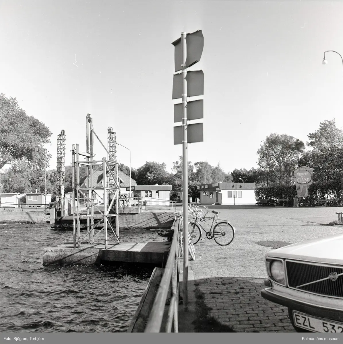 Skylt i hamnen i Färjestaden. En kiosk i bakgrunden. - Kalmar läns ...