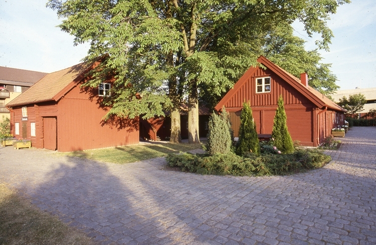 Helensgården är en kulturhistorisk miljö i centrum av Skövde. På en ...