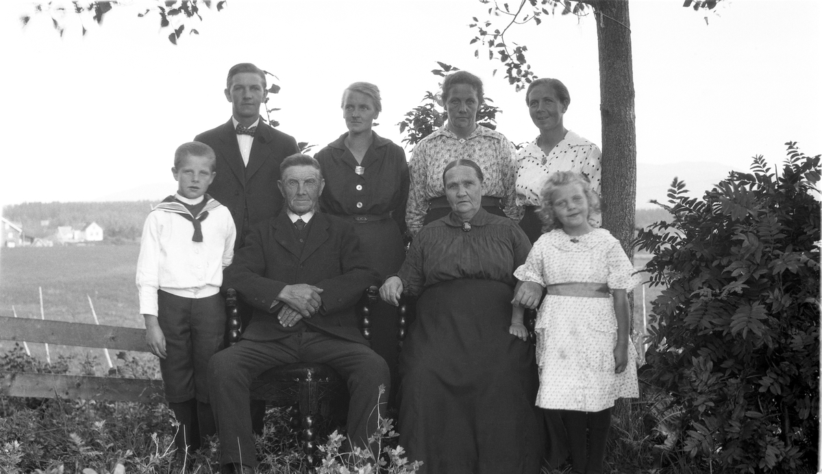 Et eldre par omgittt av det som kan være barn/svigerbarn og barnebarn ...