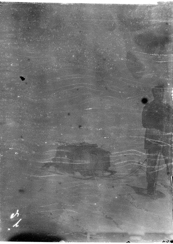 Oretuscherad. Isvandringen. Nils Strindberg med snöskor drar en kälke ...