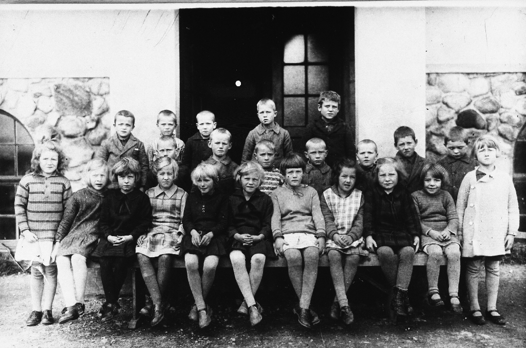 Framme f.v. : Eli Tjensvoll, Betsy Salte, Judit Thu, Marie Simonsen ...